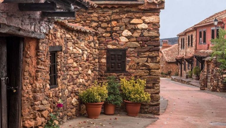 Casas en los pueblos con más color de España: del blanco al rojo ...